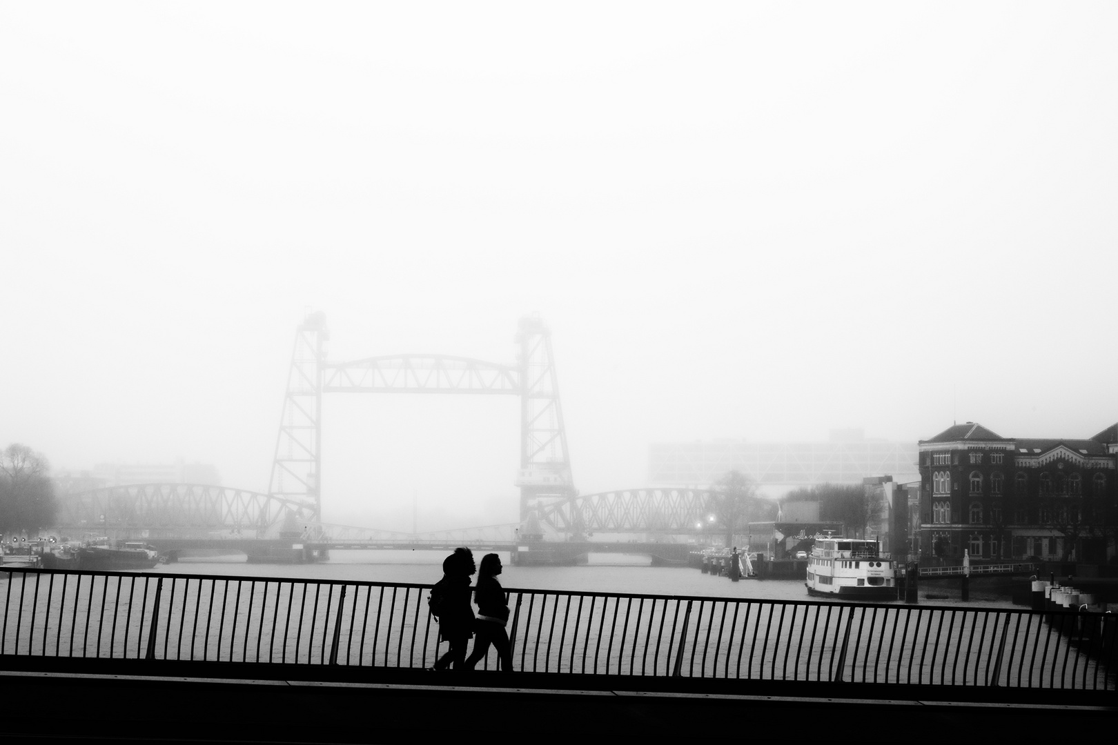 Brückenlauf Foto & Bild | erwachsene menschen, streetfotografie mit menschen, monochrom Bilder ...