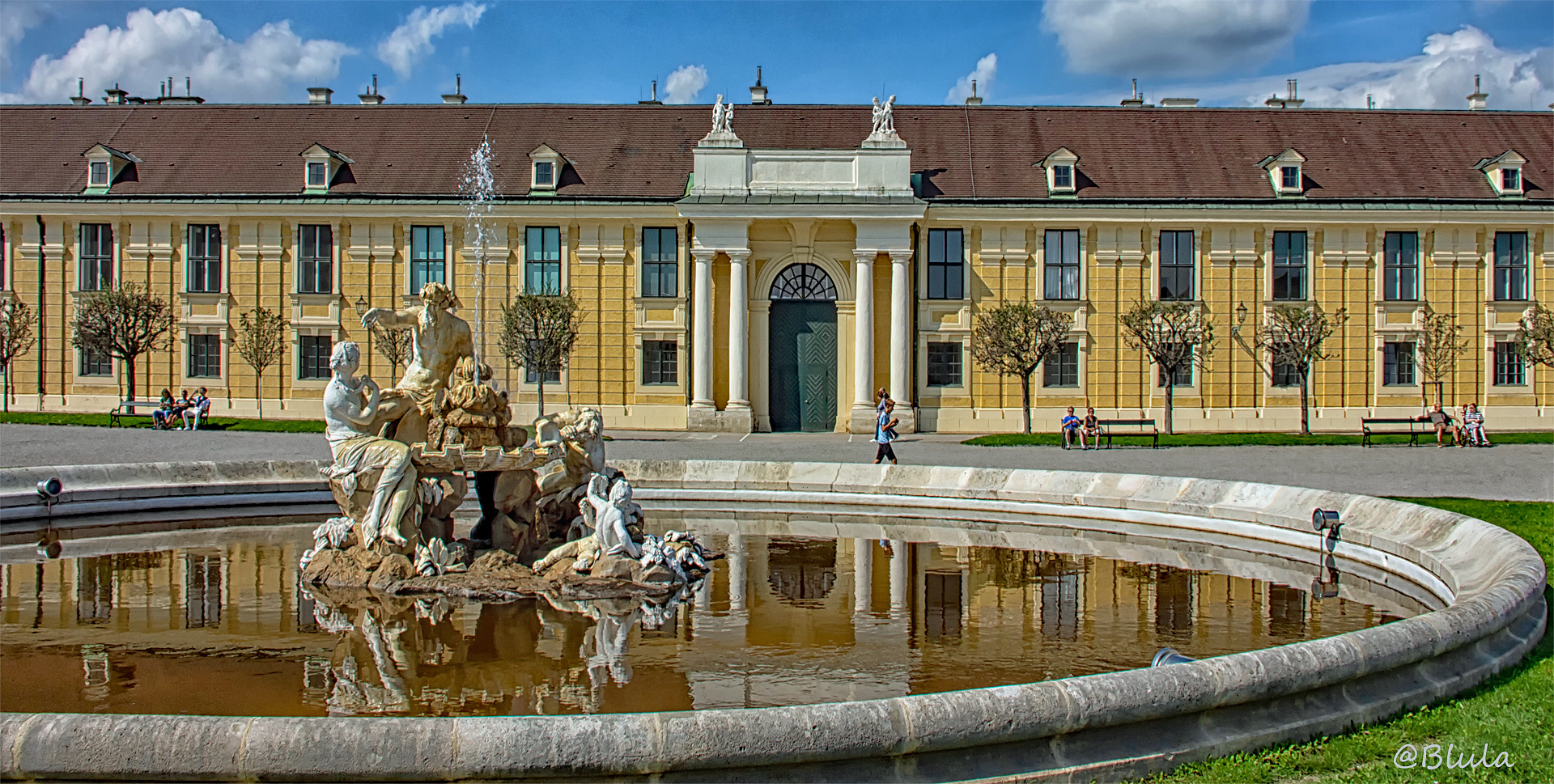 Brunnen im Ehrenhof von Schloss Schönbrunn Foto & Bild | wasser ...