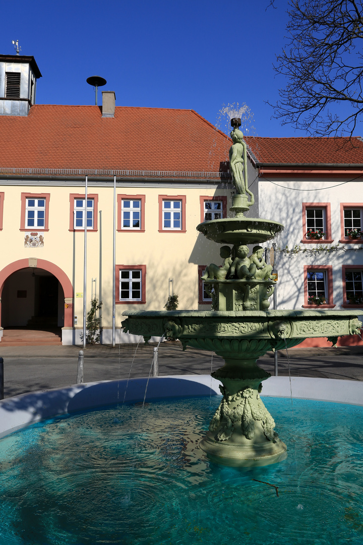 Brunnen in Schwabenheim im Sommer 2018001 Foto & Bild | architektur ...