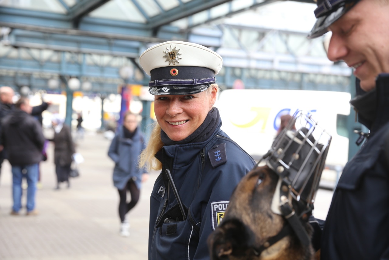 Bundespolizei am Hamburger Hauptbahnhof Foto & Bild | erwachsene ...