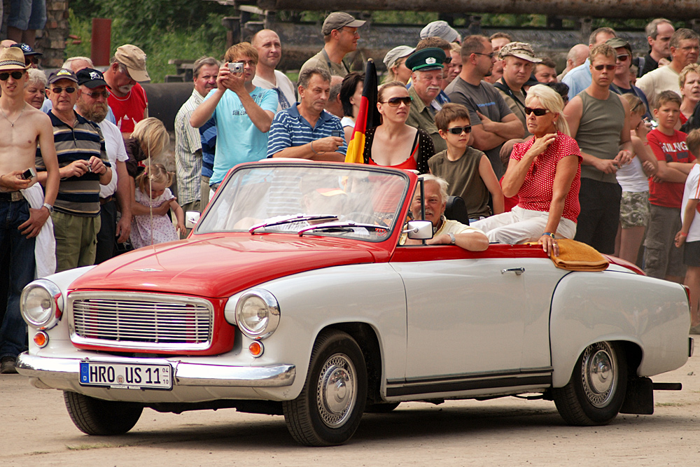 Bunte Ostalgie-Parade (16) Foto & Bild | erwachsene, menschen in der ...