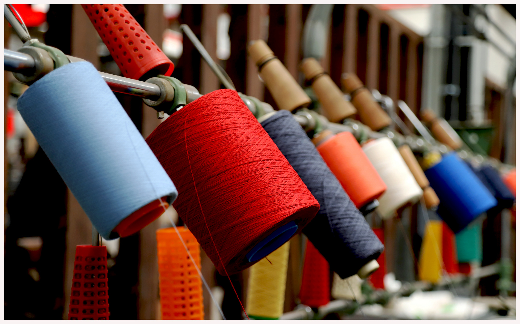 Bunte Vielfalt - Garnrollen Foto & Bild | abstraktes, projekte, farben ...