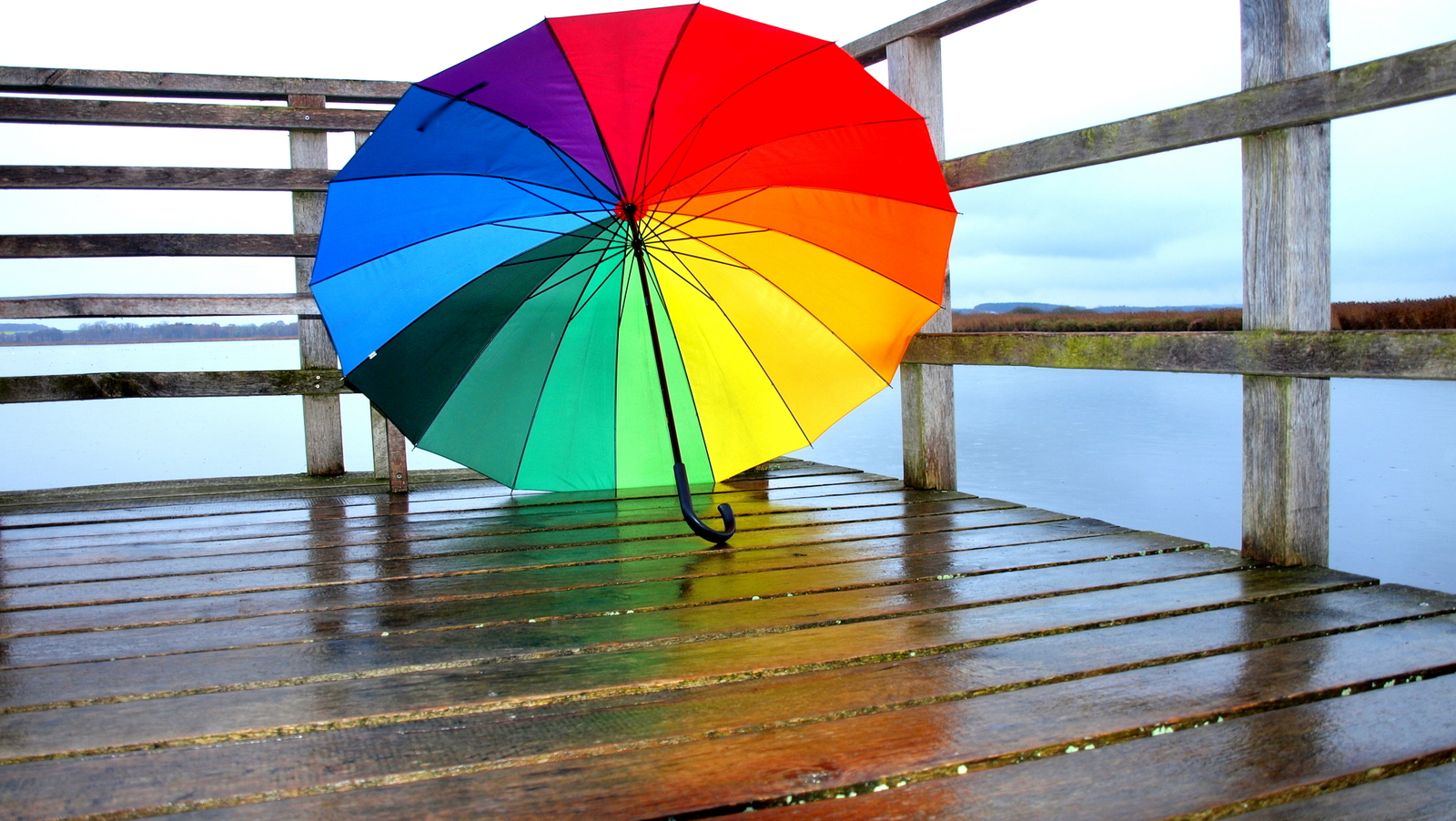 Bunter Regenschirm Foto & Bild | landschaft, bach, fluss & see, see ...