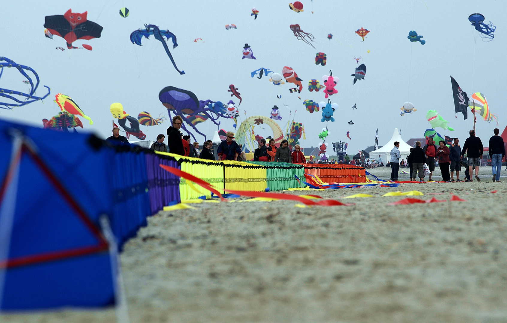 Buntes Treiben Foto & Bild | sport, flugsport, drachen und kites Bilder ...