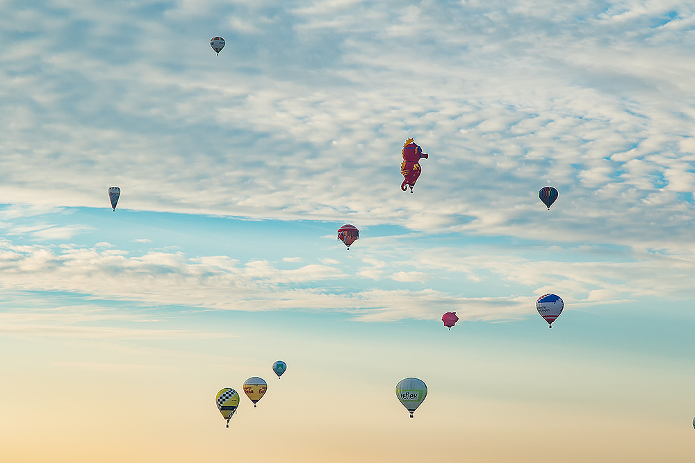 Buntes Treiben am Himmel.. Foto & Bild | sport, flugsport, ballonsport ...
