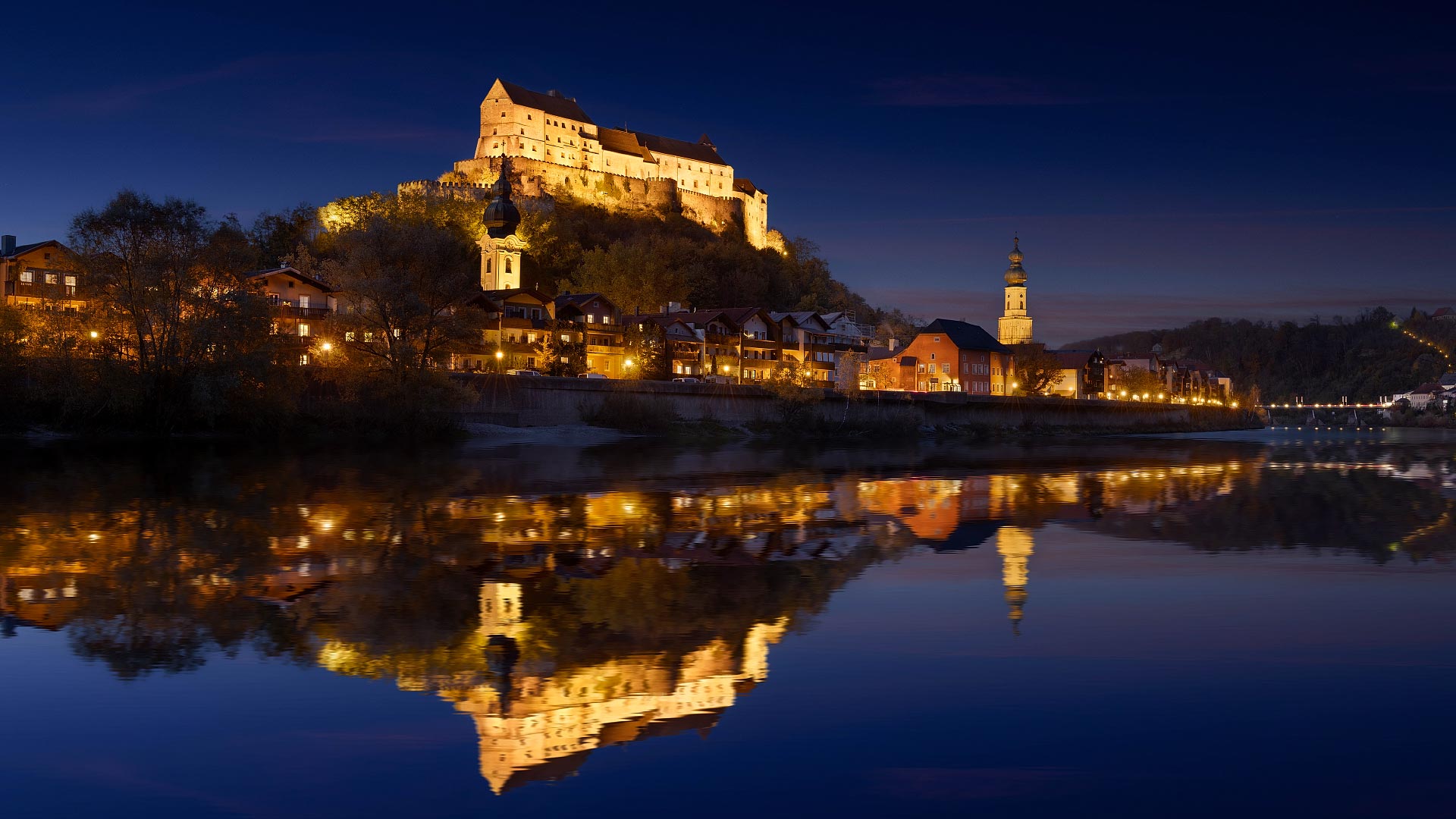 Burg Burghausen zur blauen Stunde Foto & Bild | world, spezial, nacht ...