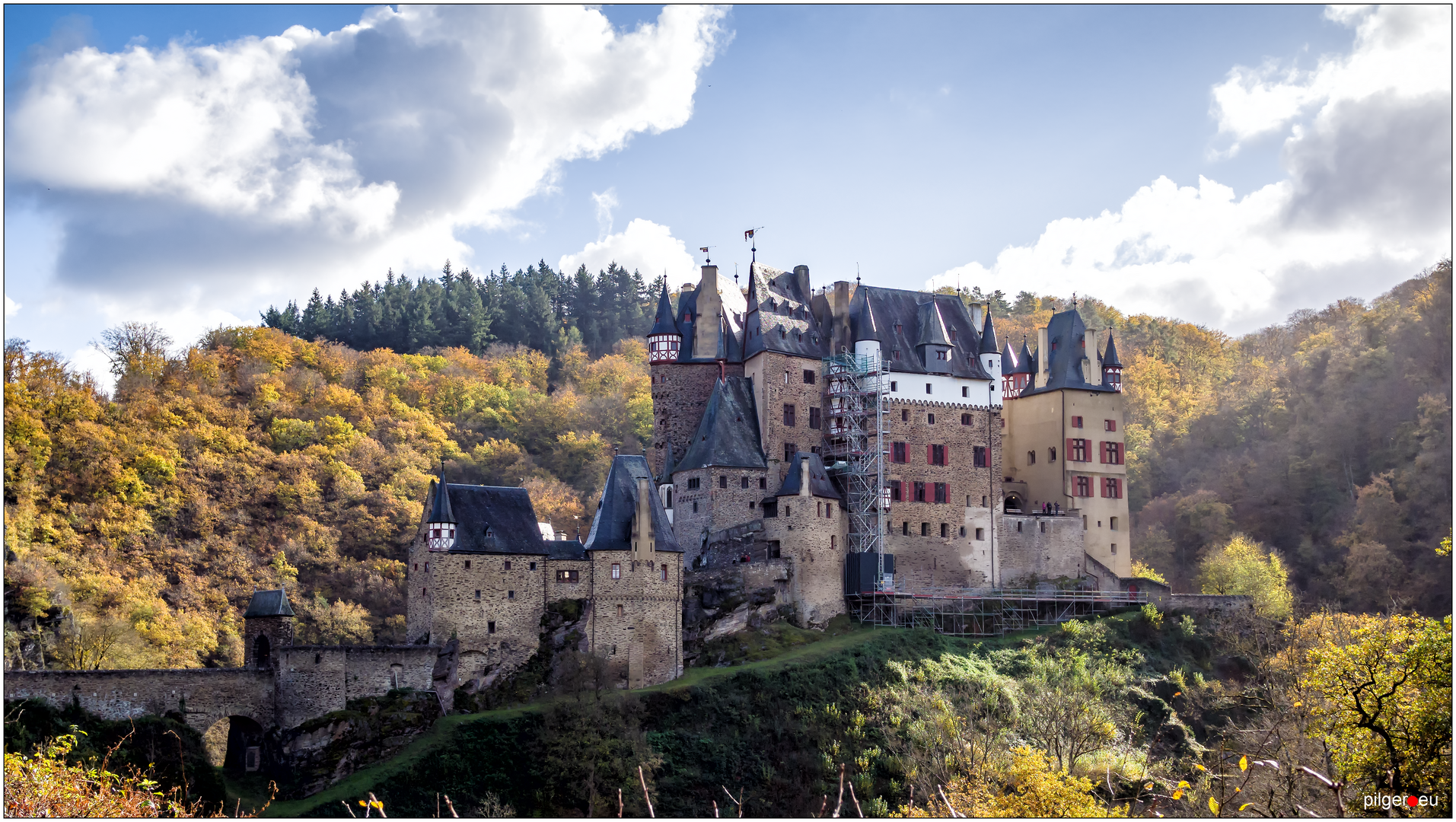 Burg Eltz - Der erste Blick Foto & Bild | architektur, deutschland ...