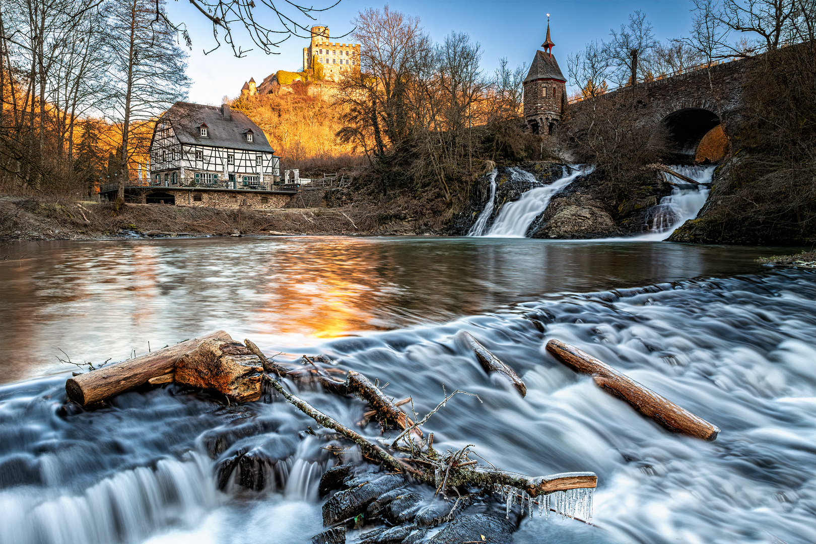 Burg Pyrmont, Pyrmonter Mühle und der Wasserfall Foto & Bild ...