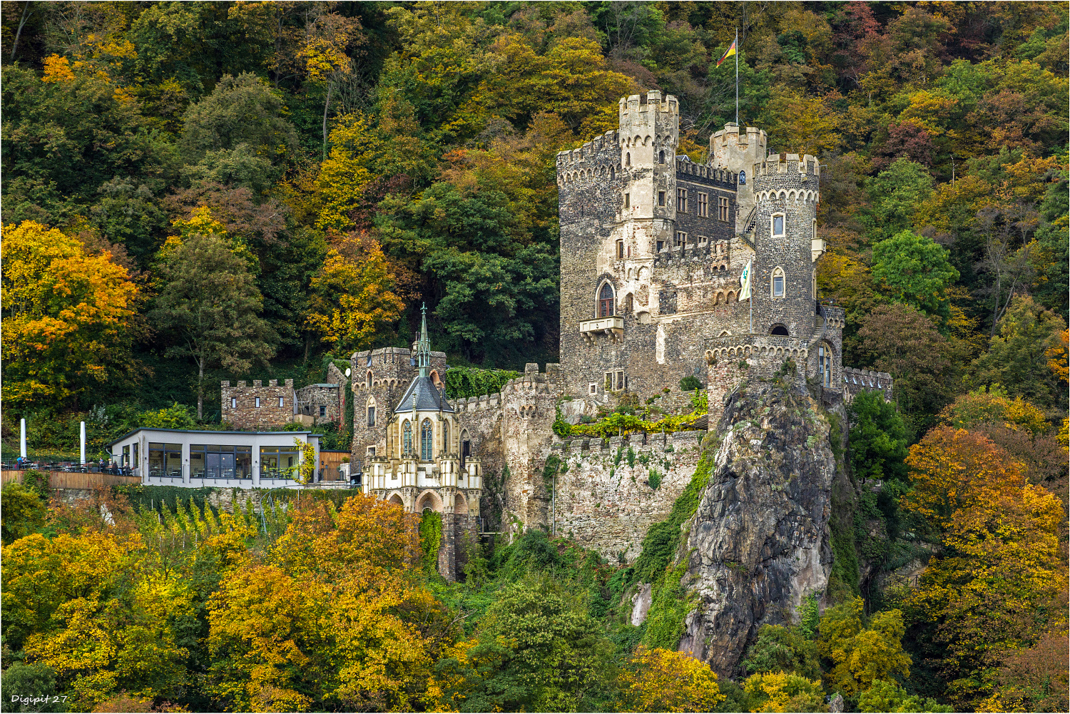 Burg Rheinstein im herbstlichen Gewand Foto & Bild | world, historisch ...