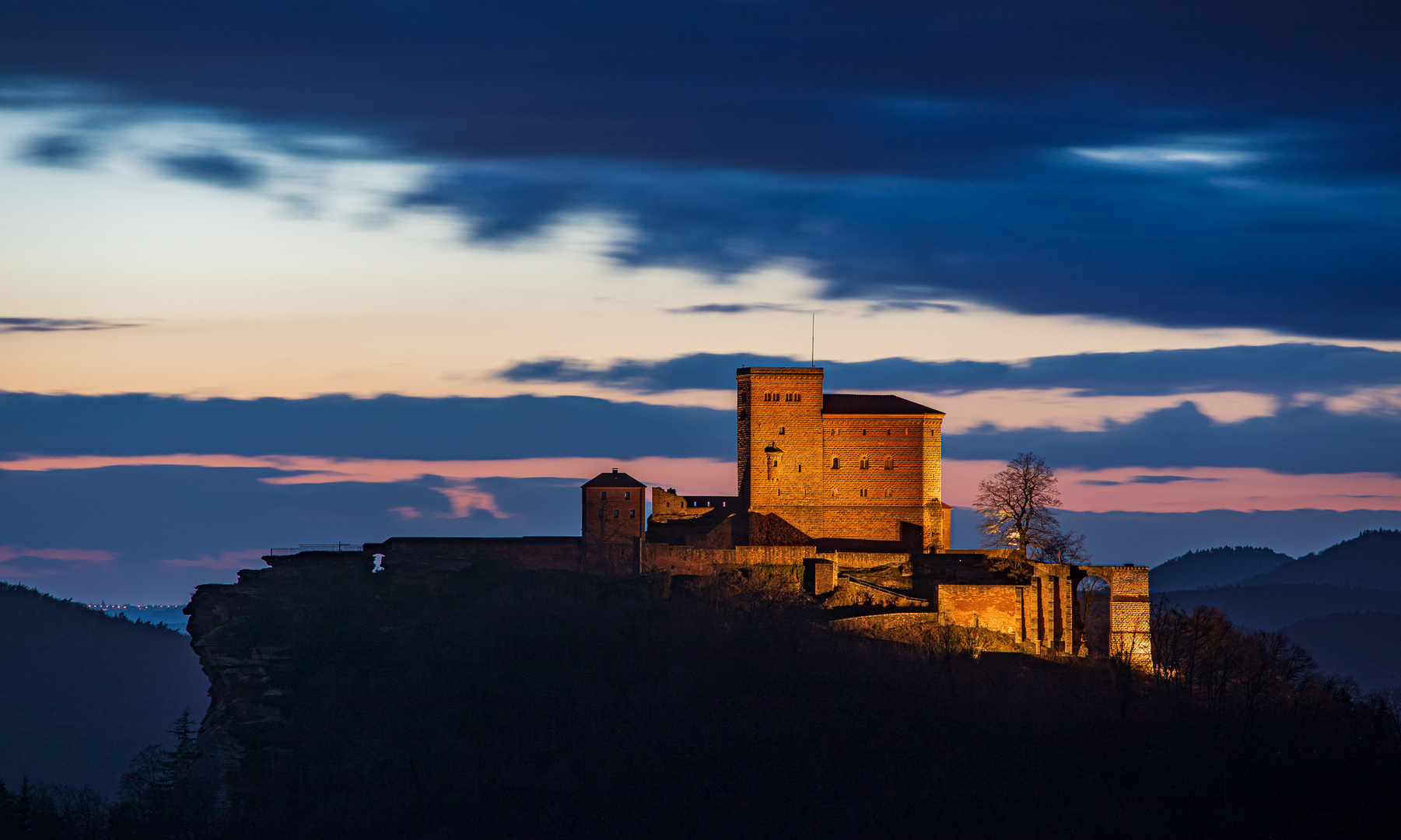 Burg Trifels zur dunkelblauen Stunde Foto & Bild | architektur ...
