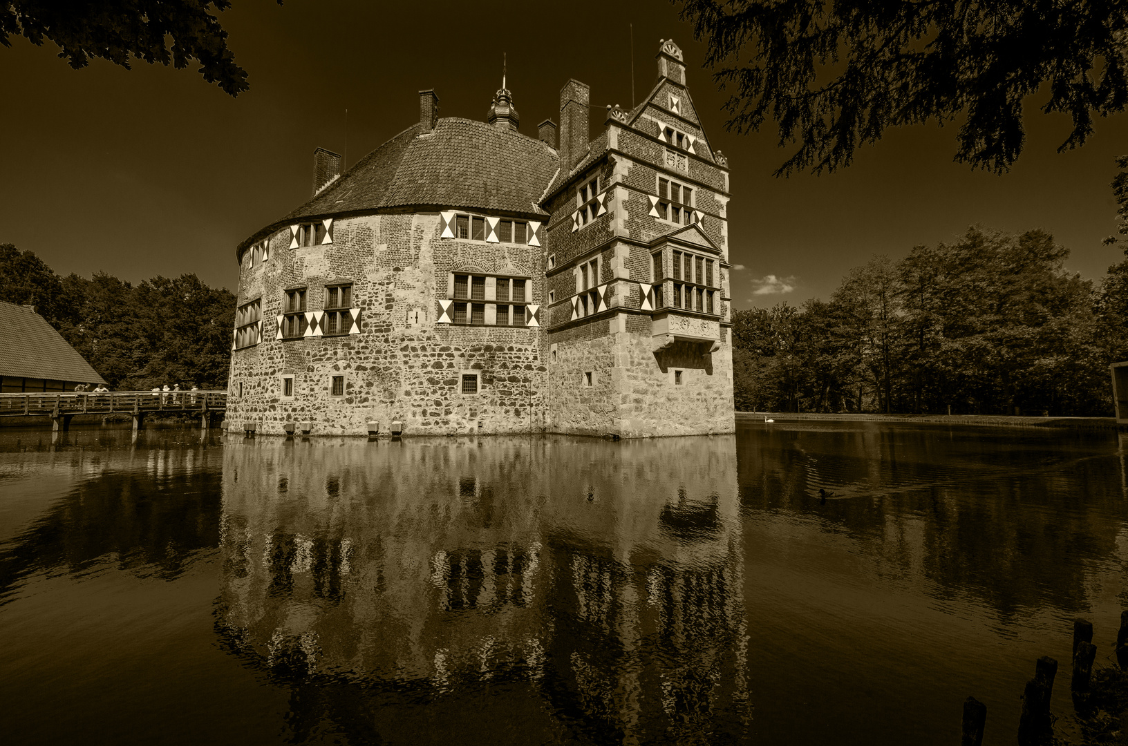 Burg Vischering (Vischering Castle) in Sepia Foto & Bild | architektur ...