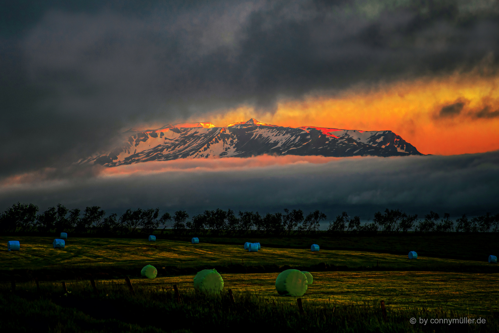 Burning Mountains Foto & Bild | berg im sonnenuntergang, eyjafjördur ...