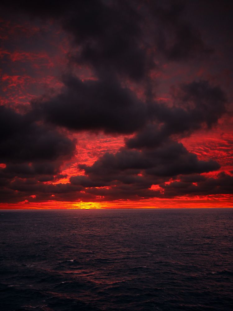 Burning Sky ... Foto & Bild | sonnenuntergang, rot, wasser Bilder auf ...