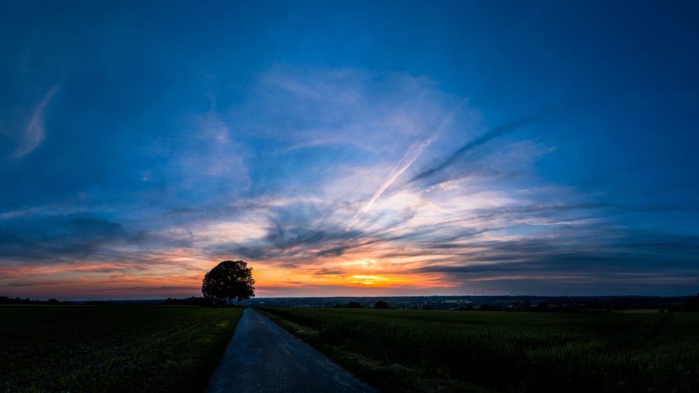 Burning Sky Foto & Bild | sonnenuntergang, wolken, silhouette Bilder ...