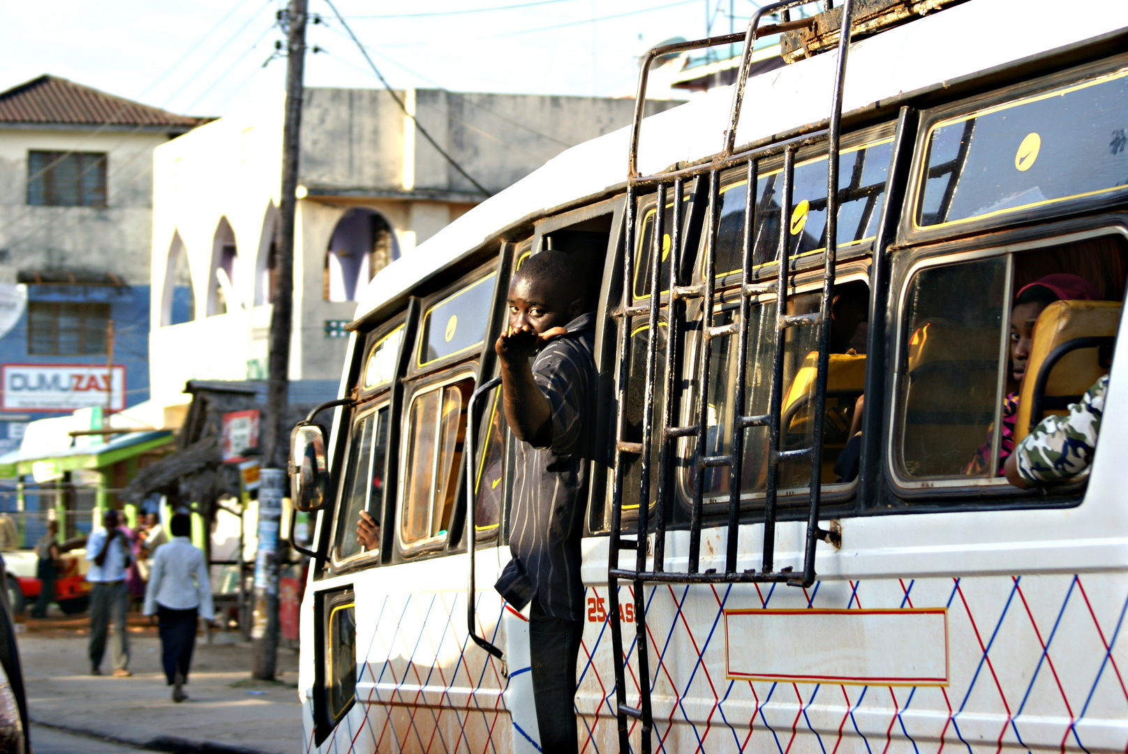 Bus-Stop Foto & Bild | africa, eastern africa, kenya Bilder auf ...