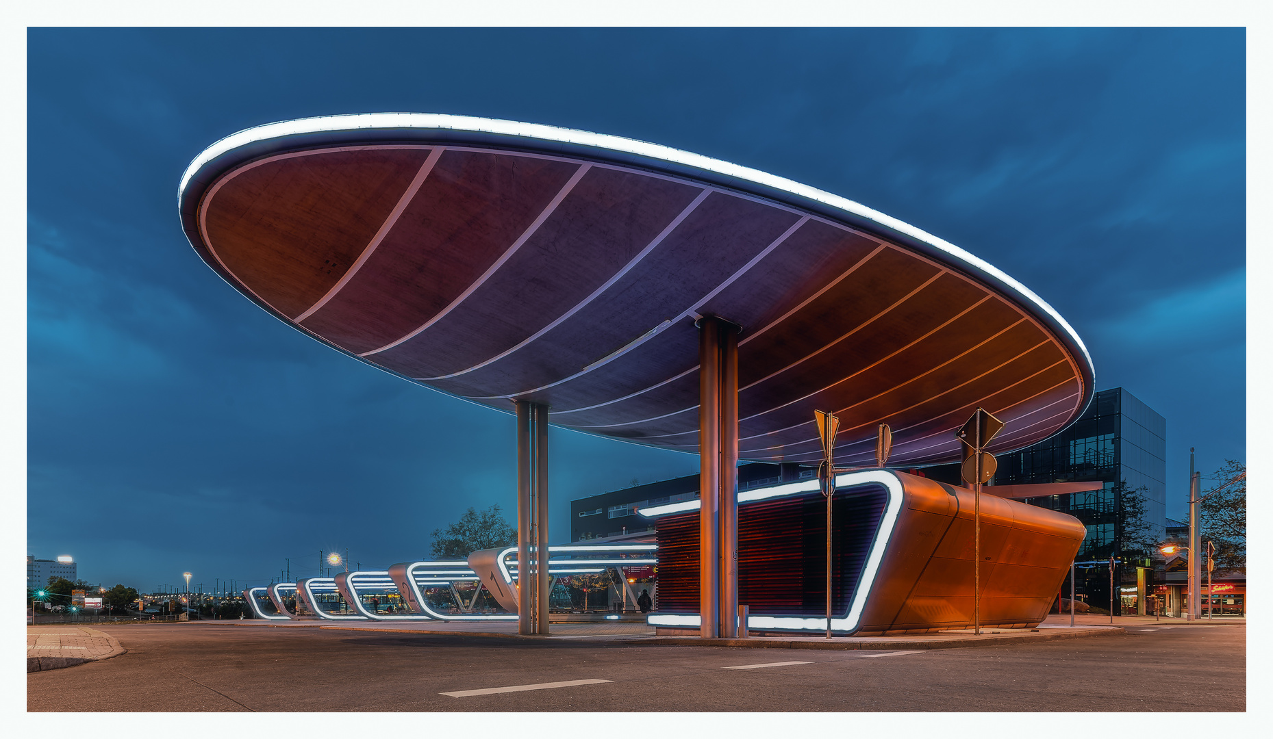 Busbahnhof Foto & Bild | mai, wolken, nacht Bilder auf fotocommunity