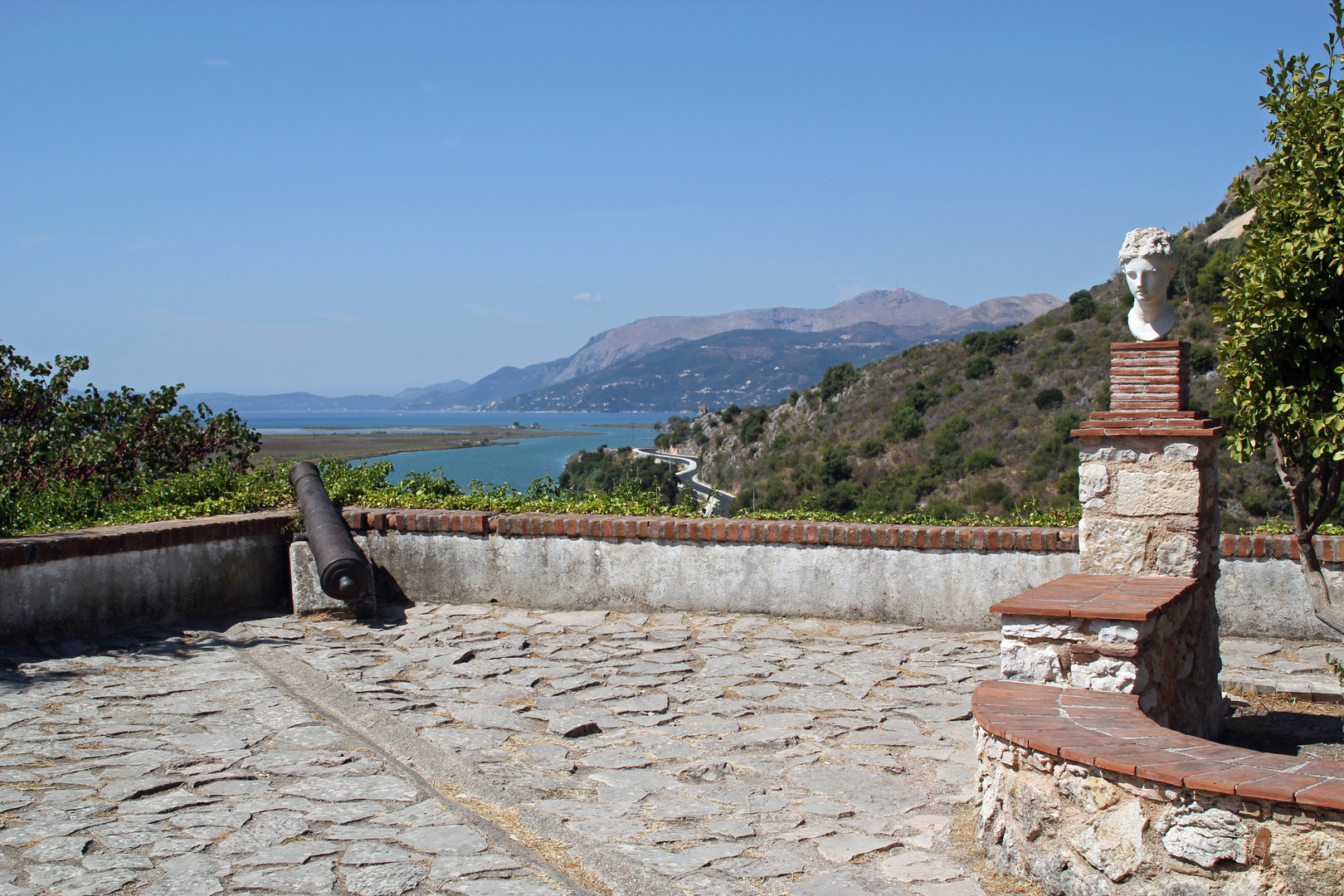 Butrint / Albanien: Blick von der Akropolis auf den Butrintsee Foto ...