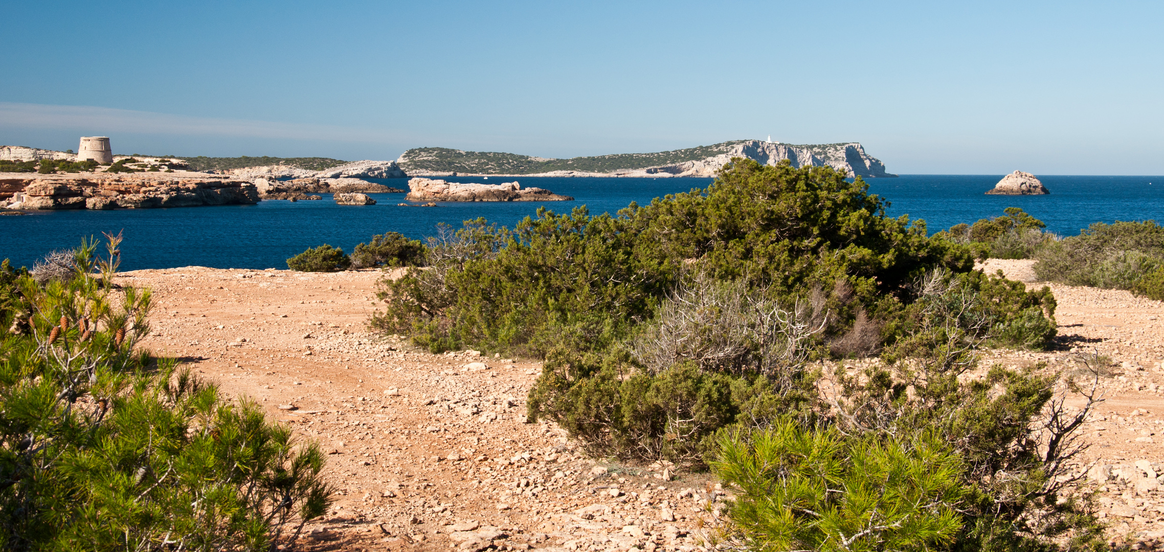 Cala Rotja, Torre de la Rovira und die vorgelagerte Insel sa Conillera ...