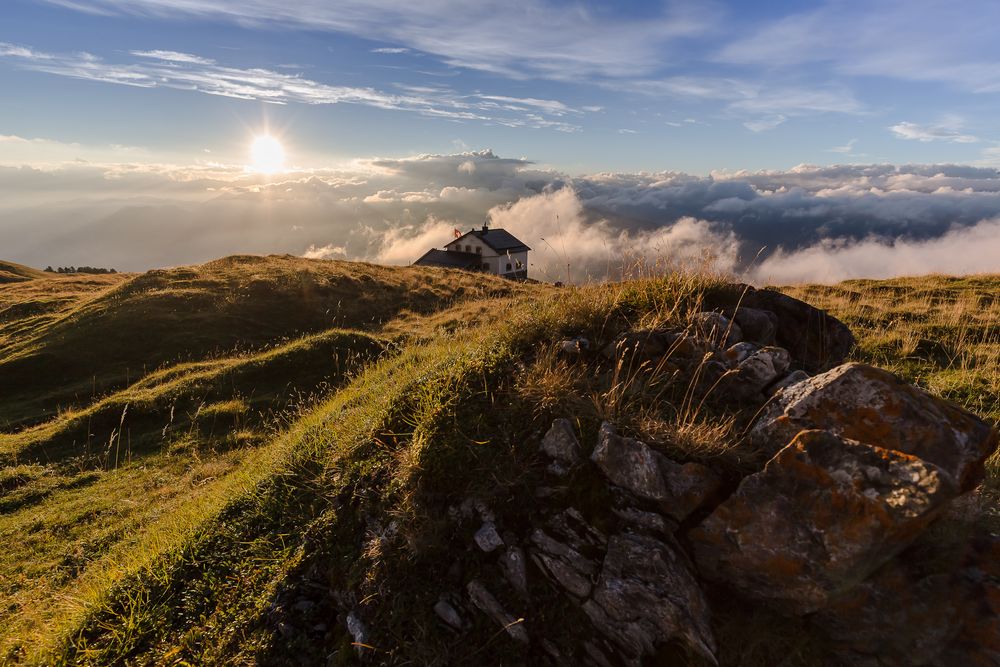Calanda Hütte Foto & Bild | landschaft, sonnenaufgänge, berge Bilder ...