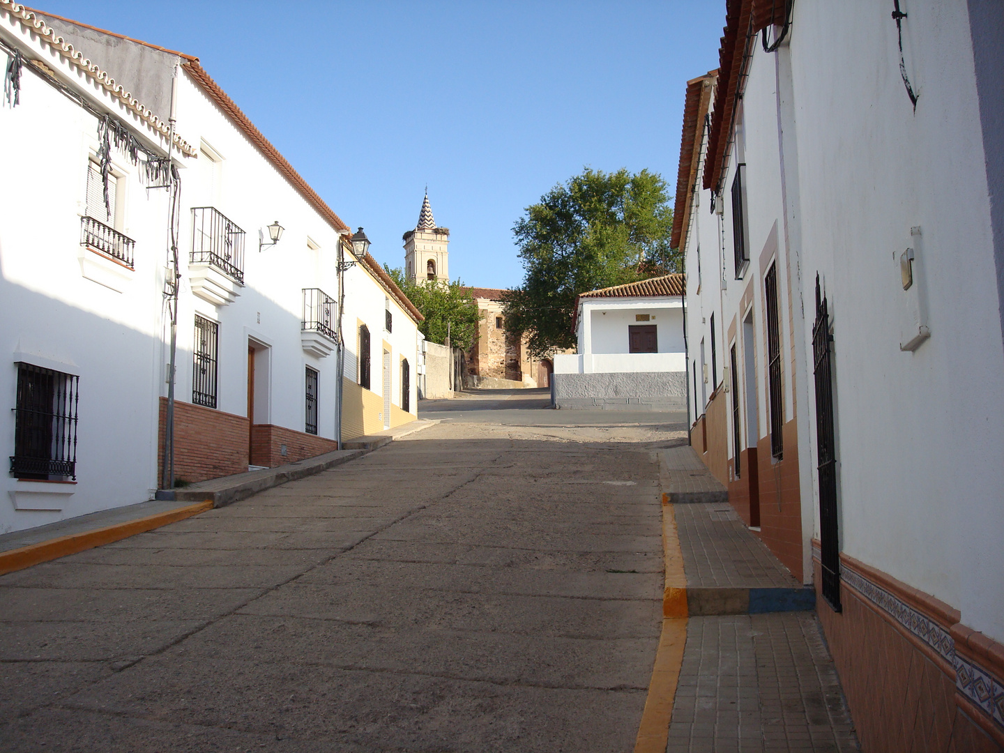 calle de paymogo y el castillo al fondo Imagen & Foto | ciudades ...