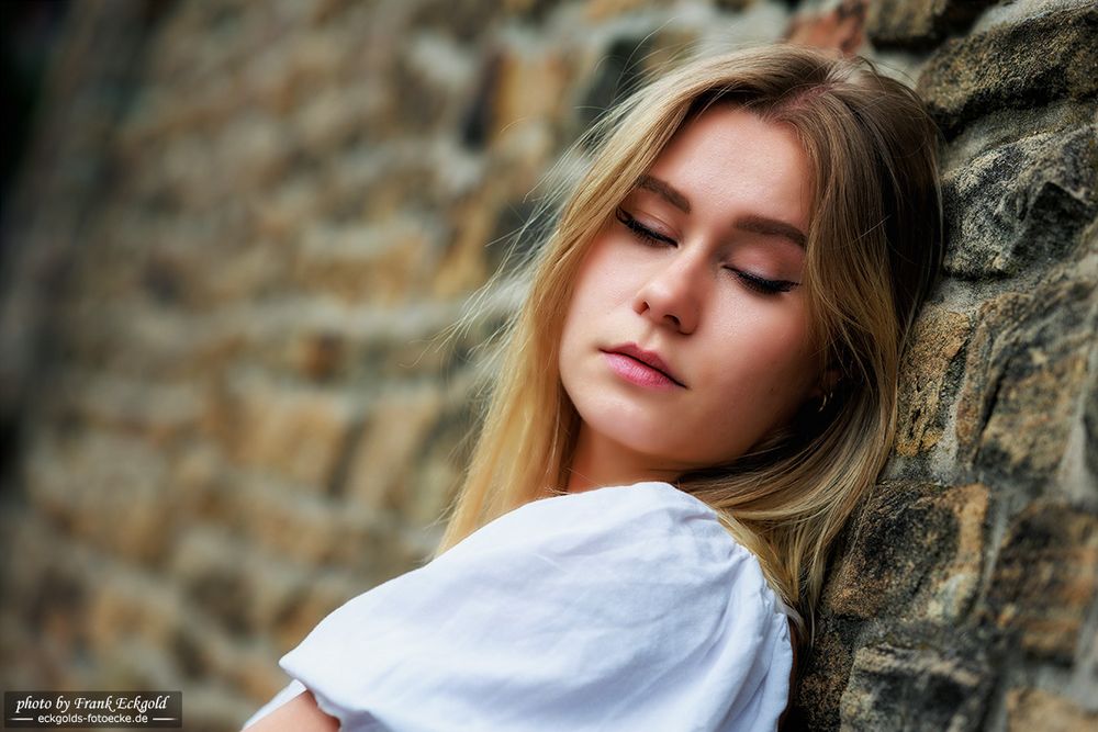 „calm down at the wall” Foto & Bild | people, outdoor, portrait Bilder ...
