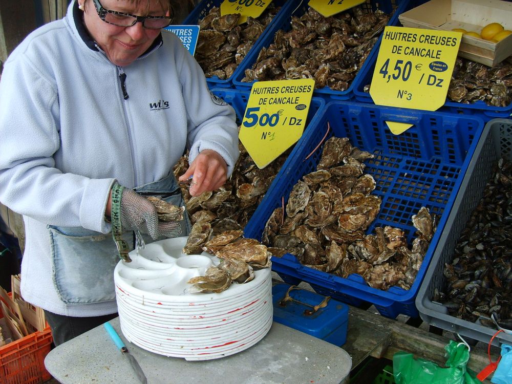 Cancale centre de huitres photo et image | europe, france, bretagne ...