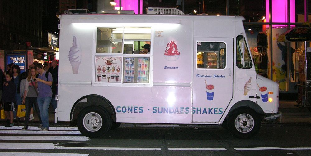 Candy bus Foto & Bild | weiß, straße, bus Bilder auf fotocommunity