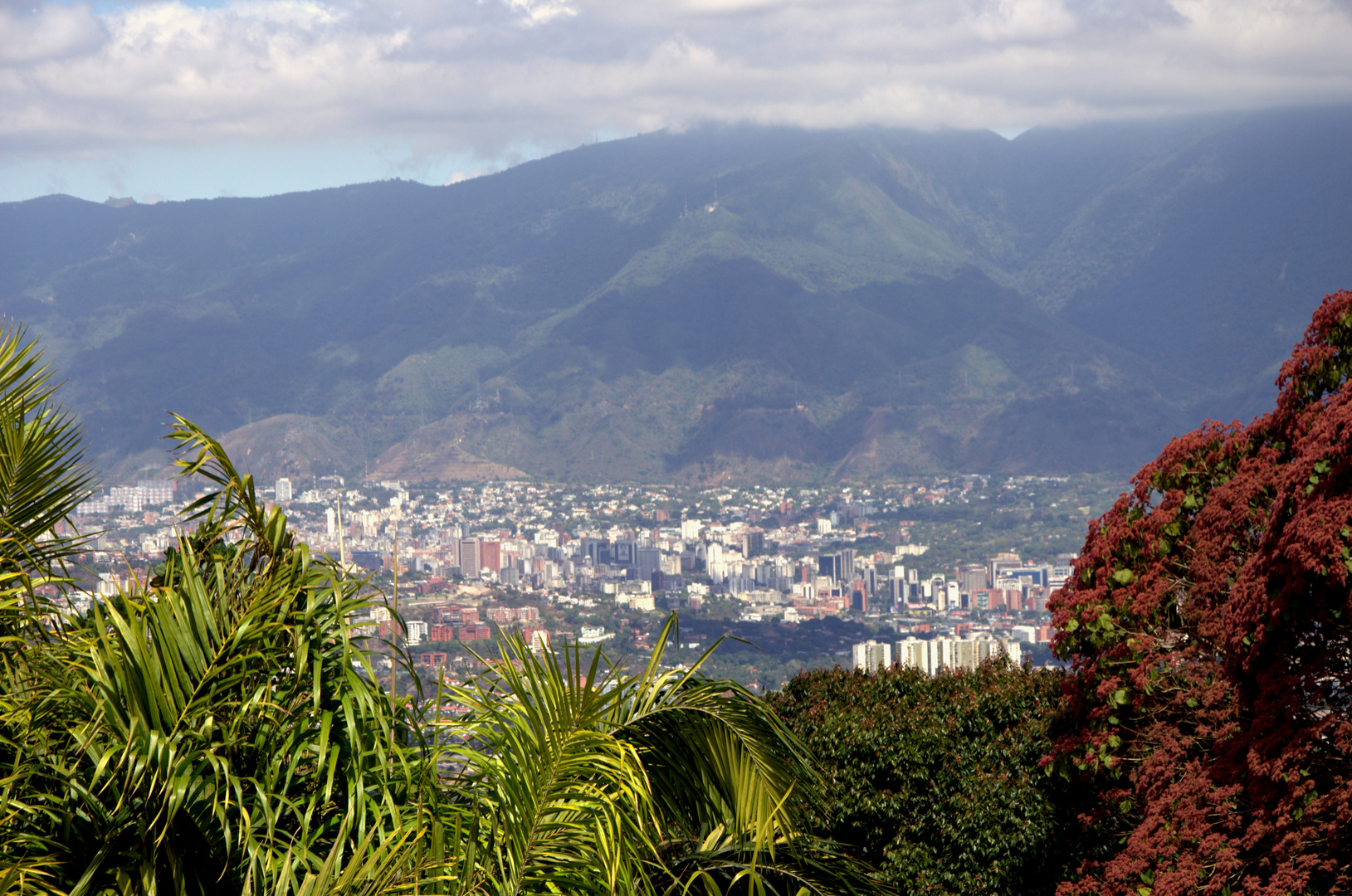 Caracas desde El Hatillo, al fondo el Parque Nacional El Avila ...