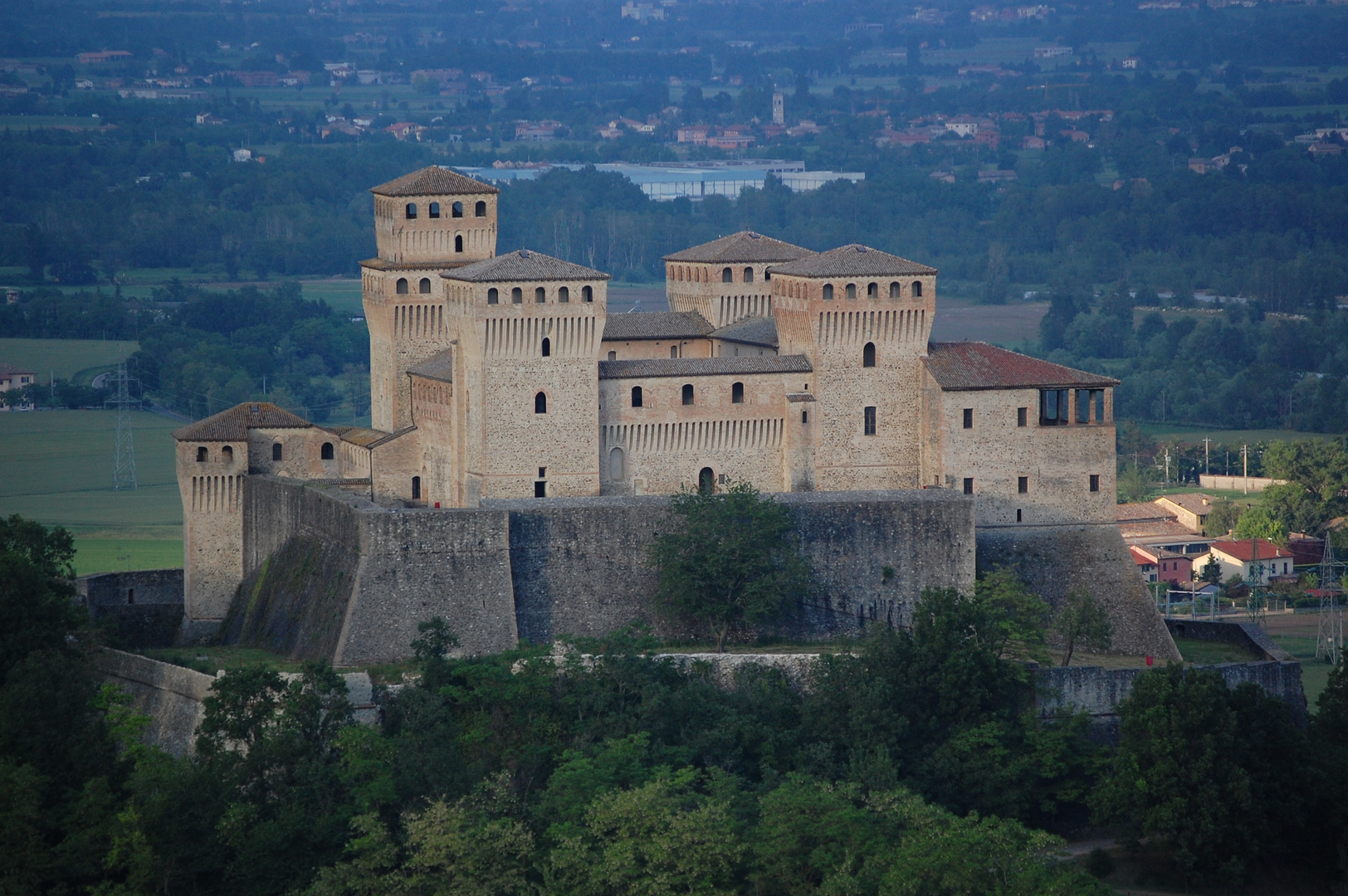 Castello di Torrechiara Foto % Immagini| italy, panorama, colline Foto ...