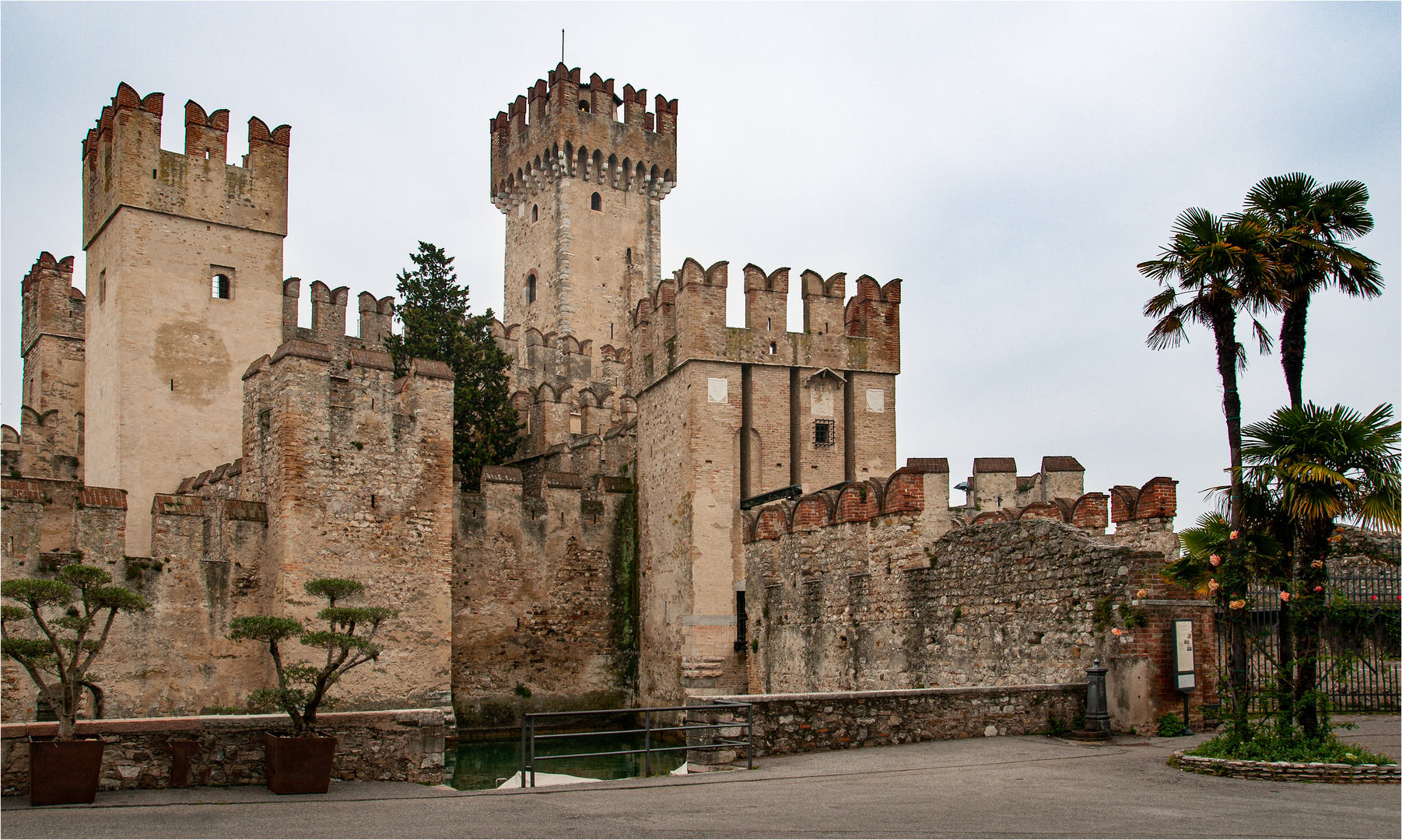 Castello Scaligero di Sirmione Foto & Bild | architektur, europe, italy ...