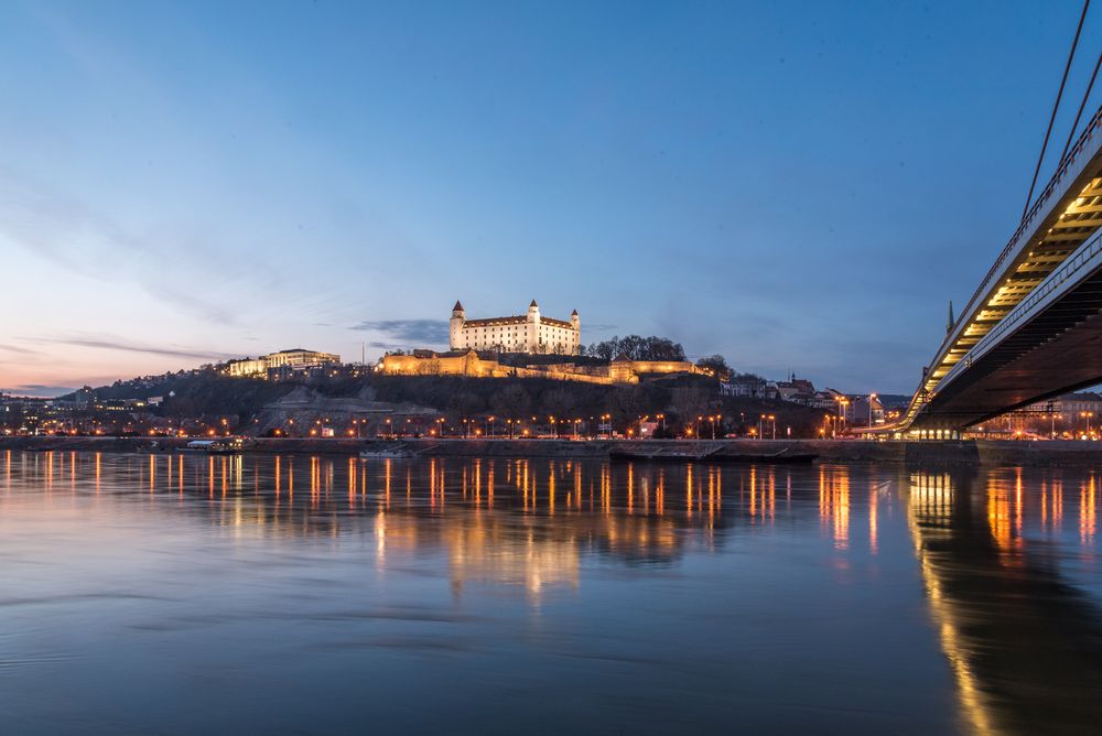 Castle Bratislava Foto & Bild | blue, night, sunset Bilder auf ...
