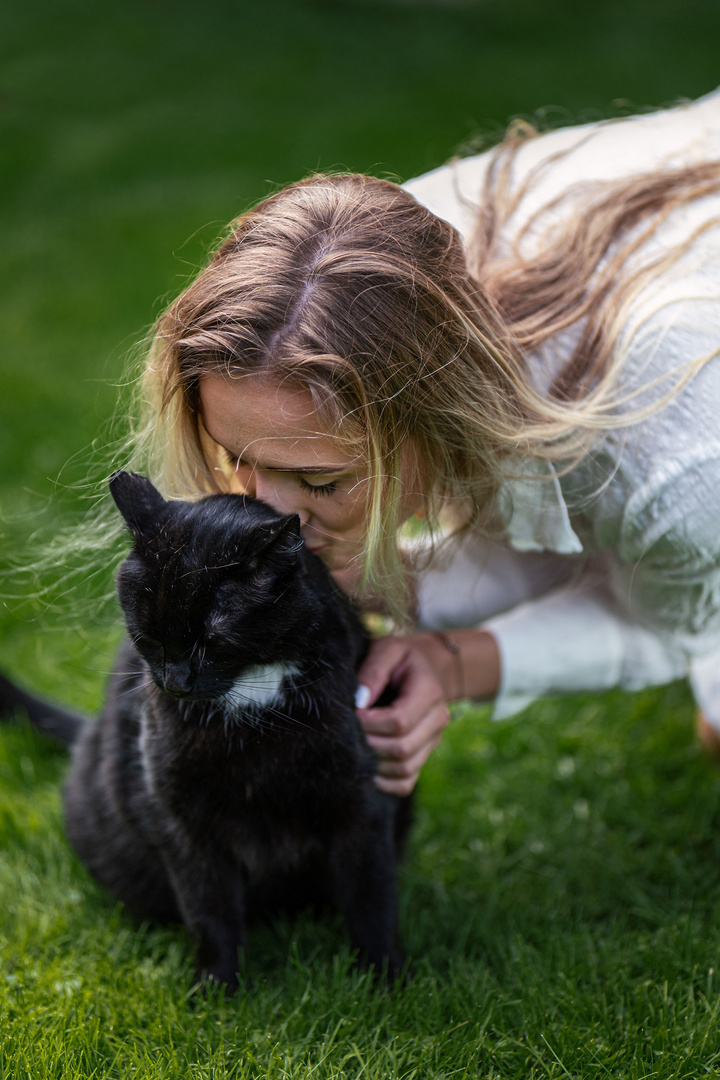 Cat with model. Foto & Bild | tiere, haustiere, katzen Bilder auf ...