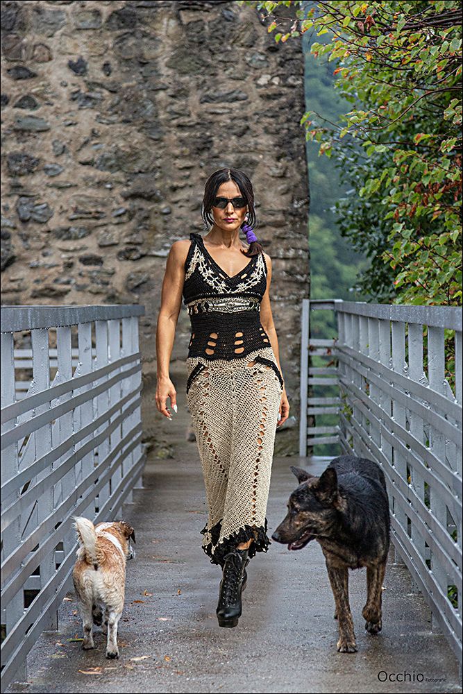 Catwalk with dogs Foto & Bild | outdoor, woman, frau Bilder auf ...