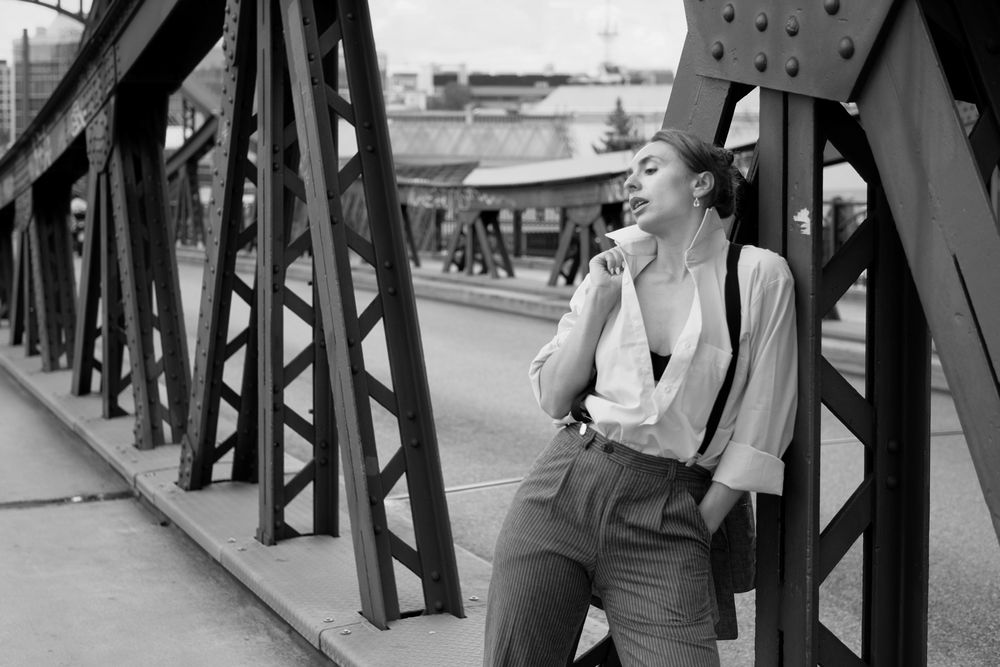 Chantal auf der Brücke Foto & Bild | erwachsene menschen, streetfotografie mit menschen ...