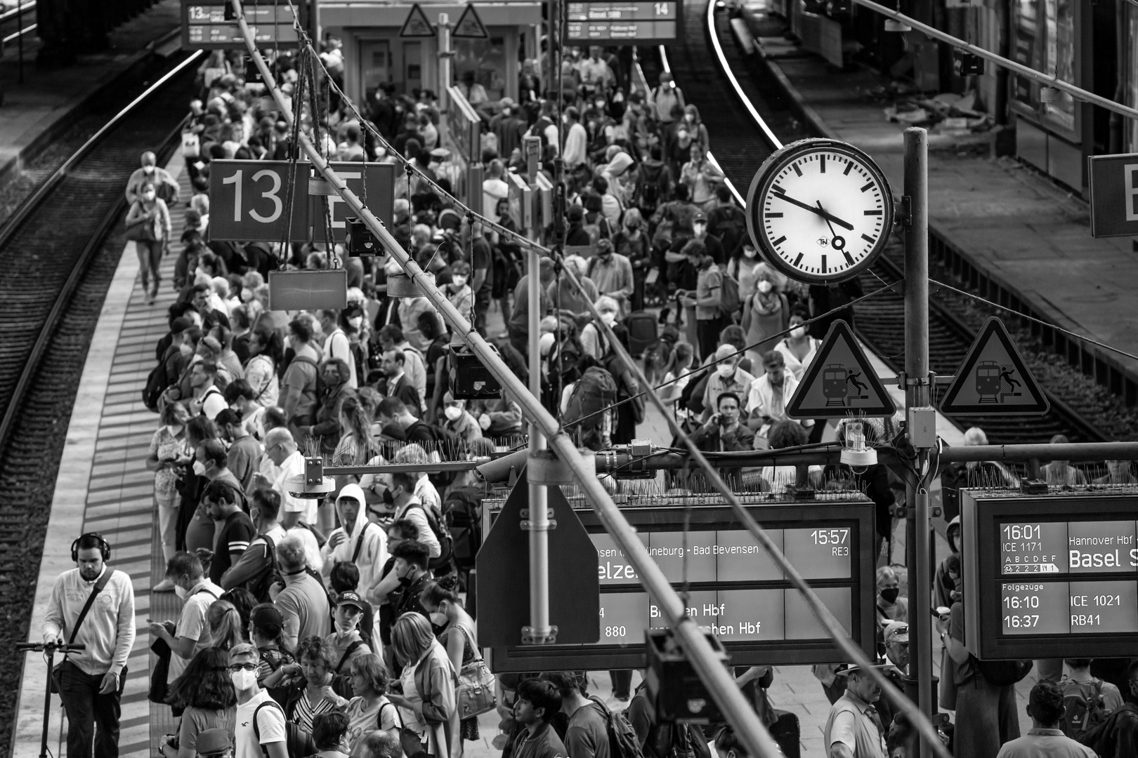 Chaos an Gleis 13 Foto & Bild | architektur, bahnhöfe & gleise ...