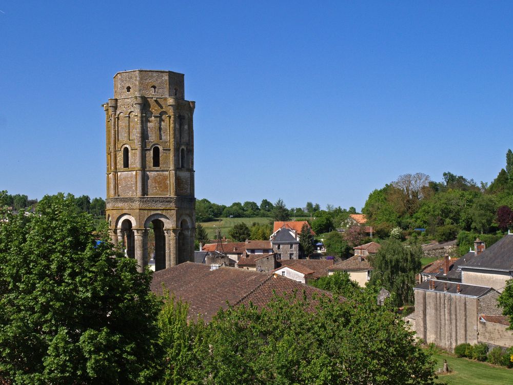 Charroux - La tour Charlemagne (XIème siècle) vue du parvis de l’Eglise ...