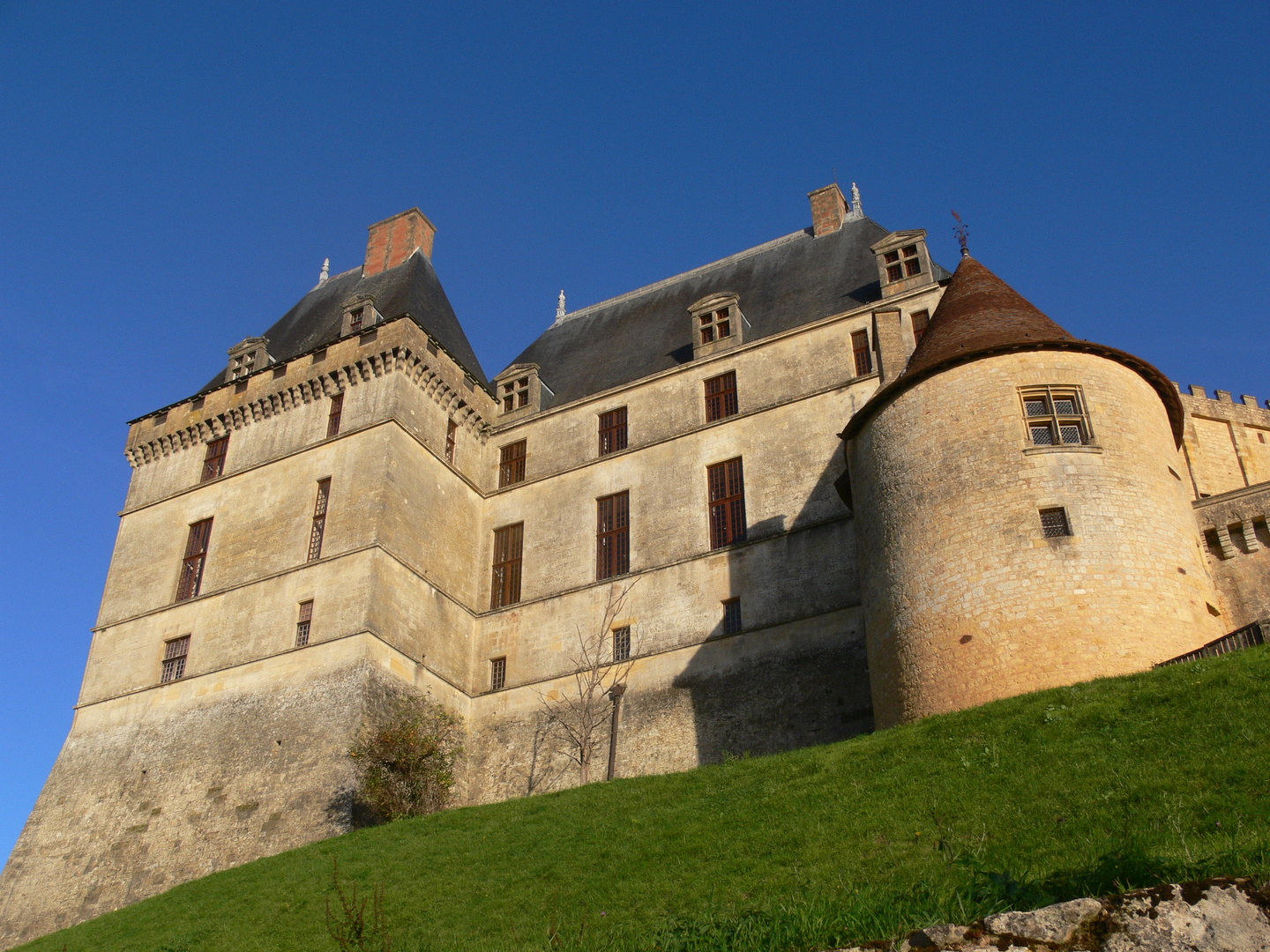 Chateau BIRON photo et image | europe, france, aquitaine Images ...