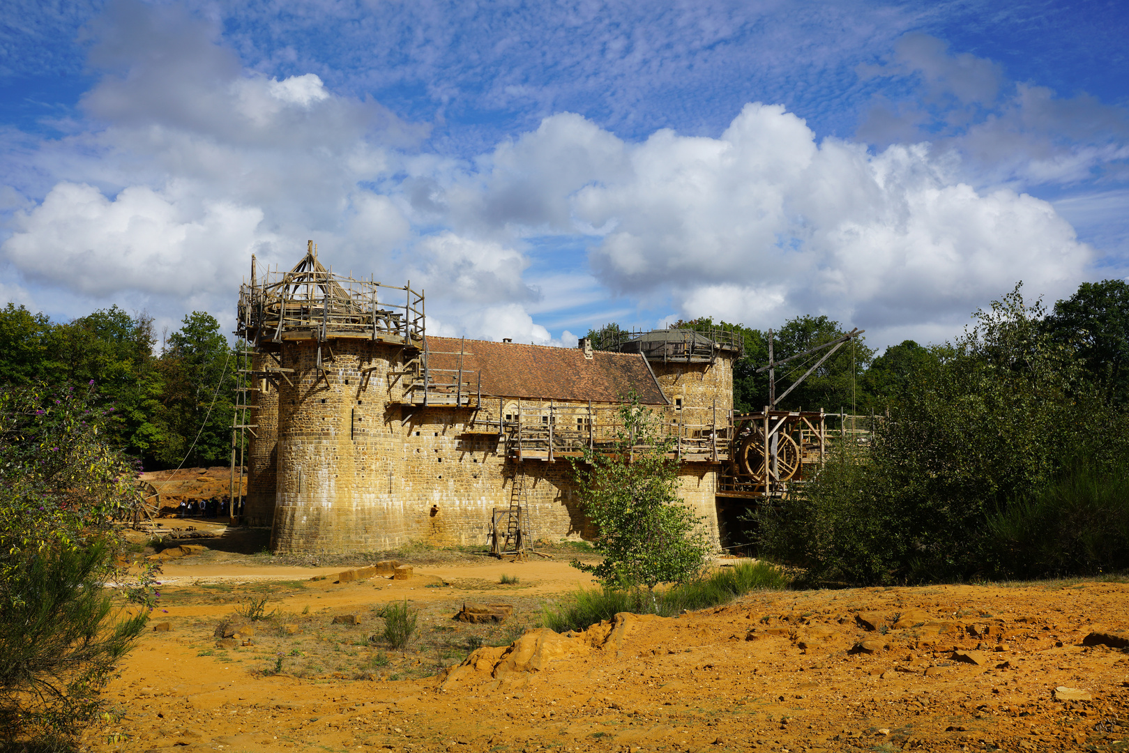 Chateau de Guédelon ... photo et image | architecture, jardins ...
