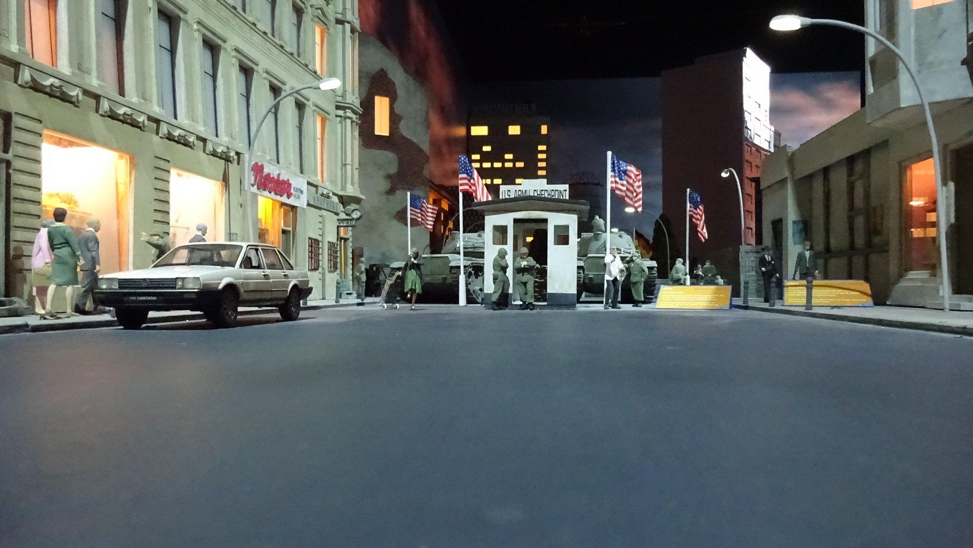 Checkpoint Charlie Foto & Bild | kunstfotografie & kultur, museales ...