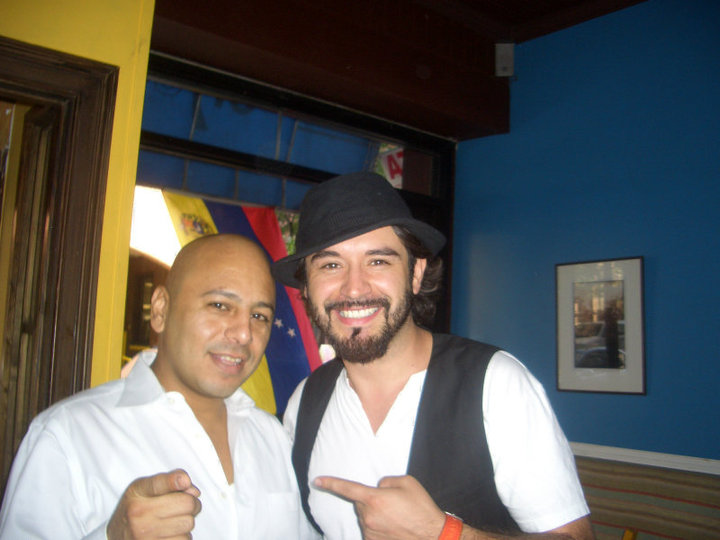 CHEF VENEZOLANO CARLOS LA CRUZ Y EL ACTOR Y PRODUCTOR COLOMBIANO CESAR ...