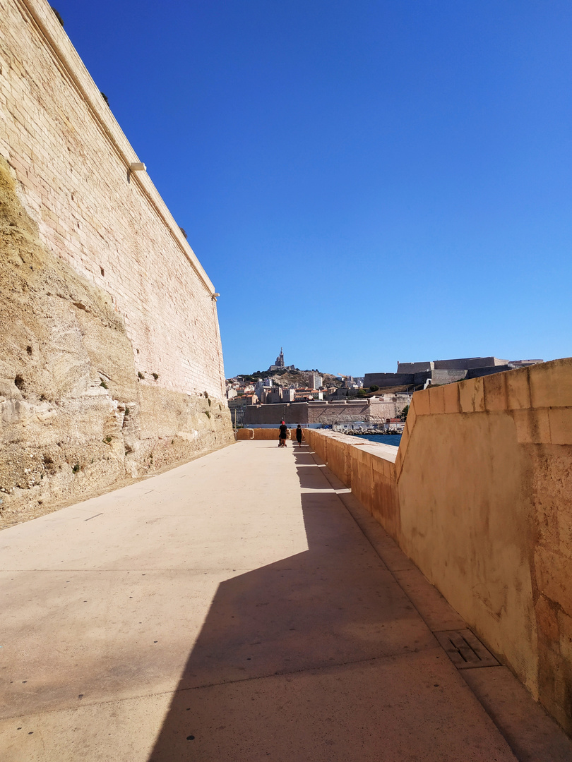 Chemin de ronde photo et image | france, world, architecture Images ...