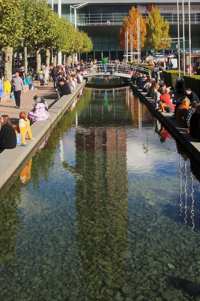 Chillen am Messeturm Foto & Bild | street, wasser, frankfurt Bilder auf ...