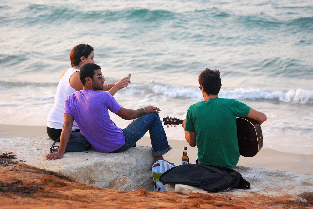 Chillen in der Abendsonne Foto & Bild | streetfotografie mit menschen ...