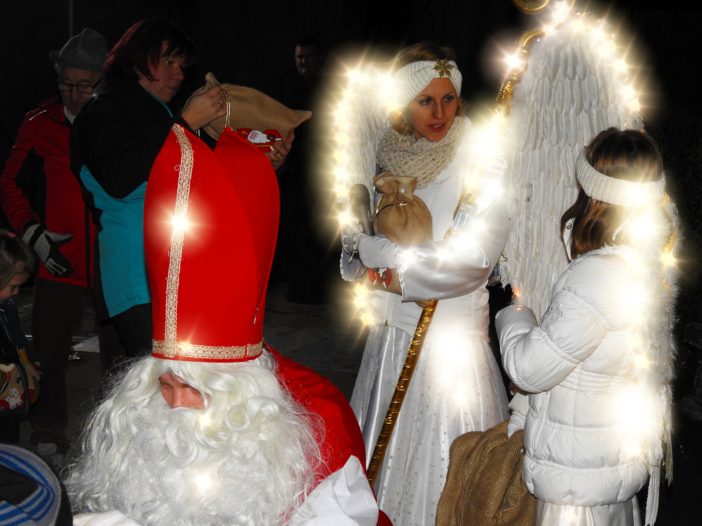 christkind mit santa claus 1 Foto & Bild | erwachsene, emotionen ...