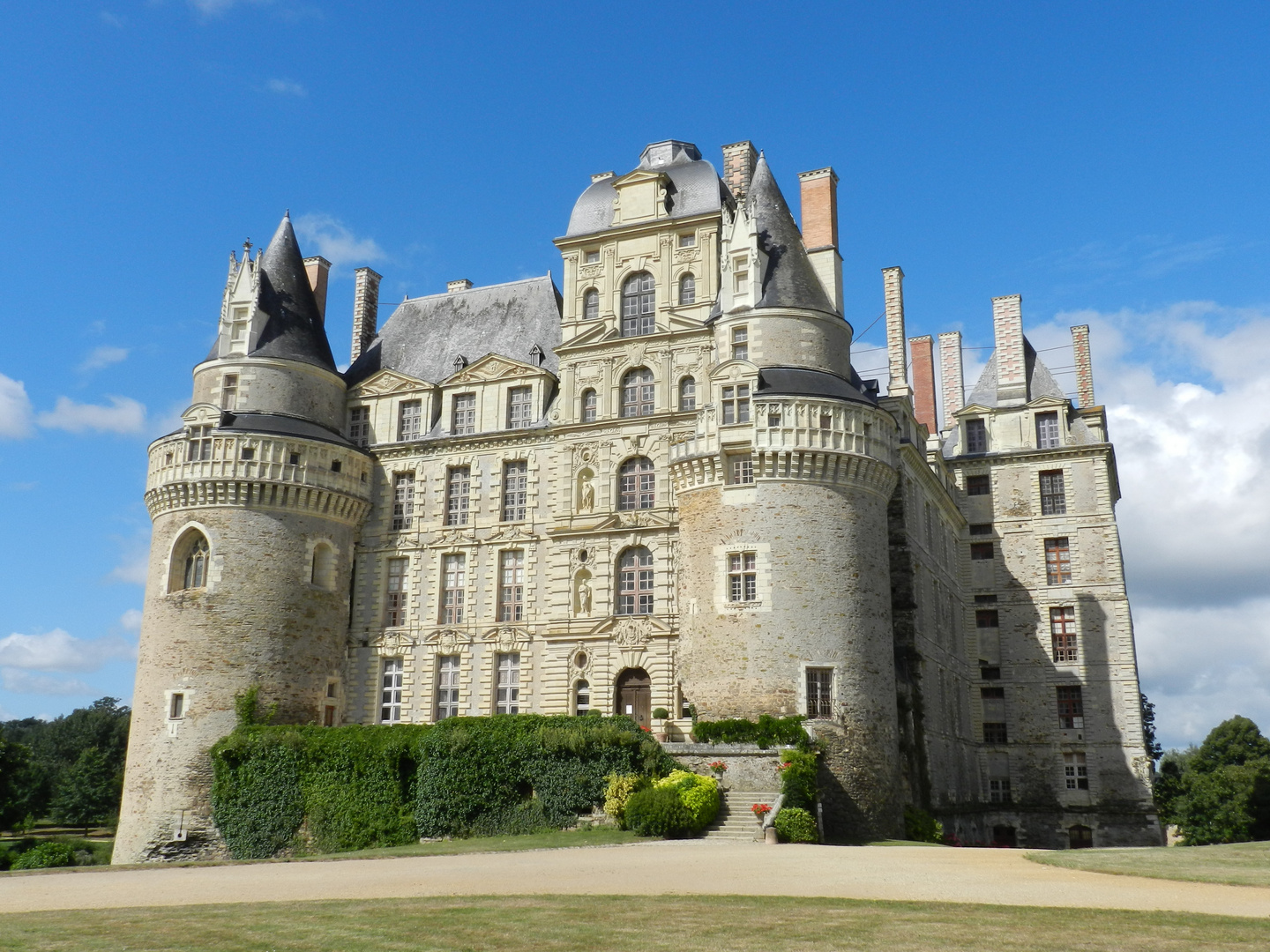 château de Brissac photo et image | europe, france, pays de loire ...