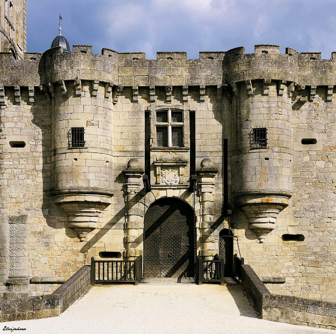 Château de Hautefort - pont-levis photo et image | architecture ...