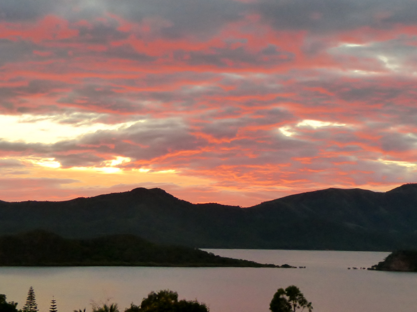 Ciel rouge photo et image | paysages, nouvelle-calédonie, nature Images ...