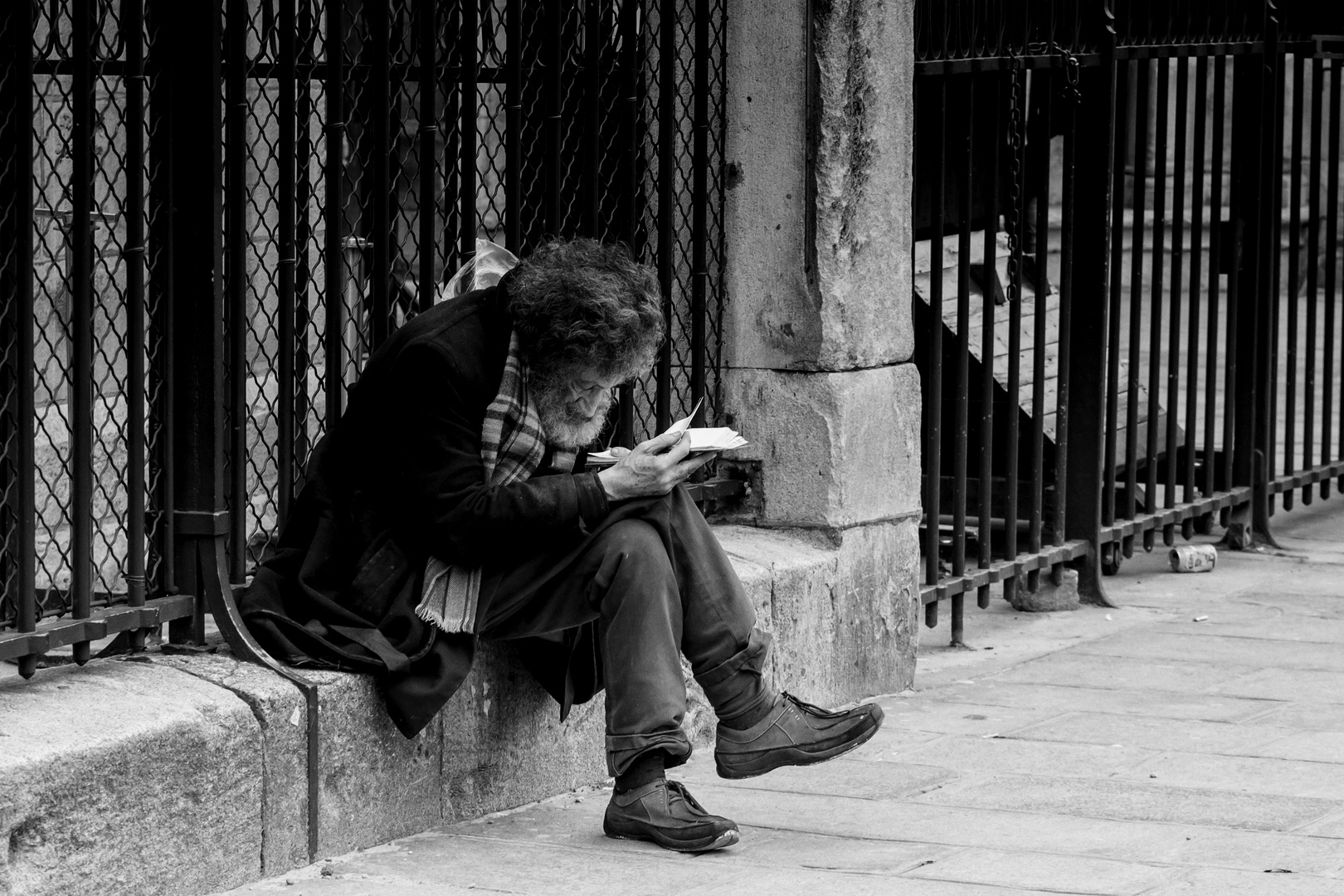 Clochard à Notre Dame de Paris photo et image | scènes de vie, mes ...