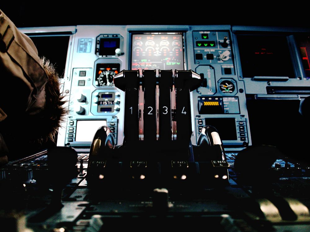 Cockpit eines Airbus A340-600 Foto & Bild | luftfahrt, details aus der ...