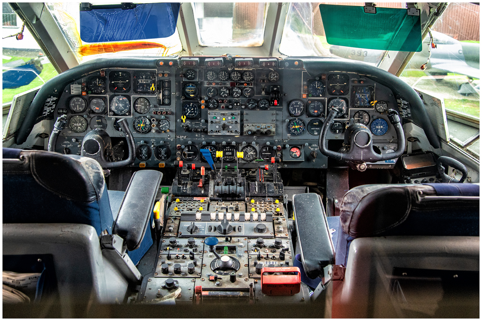 Cockpit Vickers VC10 (Blick durch eine Scheibe) Foto & Bild ...